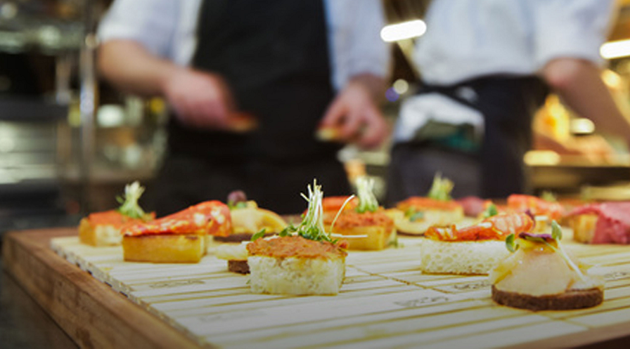 Devenir traiteur chez soi : tout savoir pour réussir